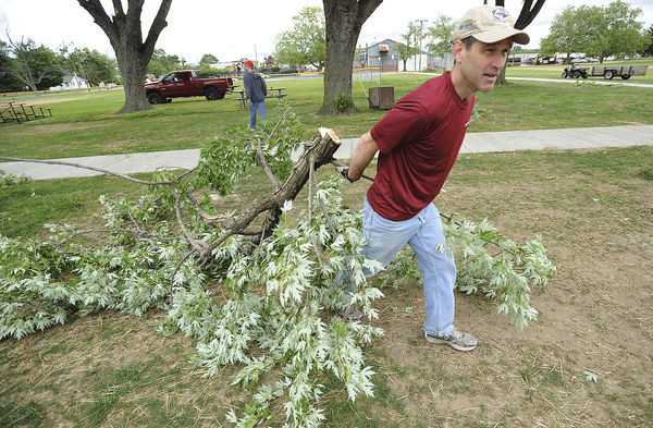 KitchenAid Volunteers Clean Up Benton Harbor